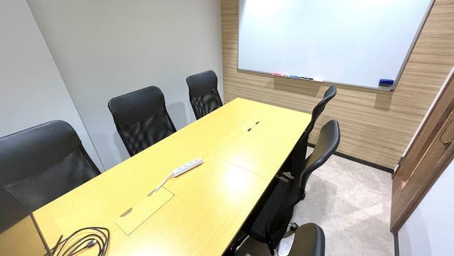 【赤坂見附駅すぐの会議室◎】1時間1,320円/6名会議室<RoomE> モニター有の写真2