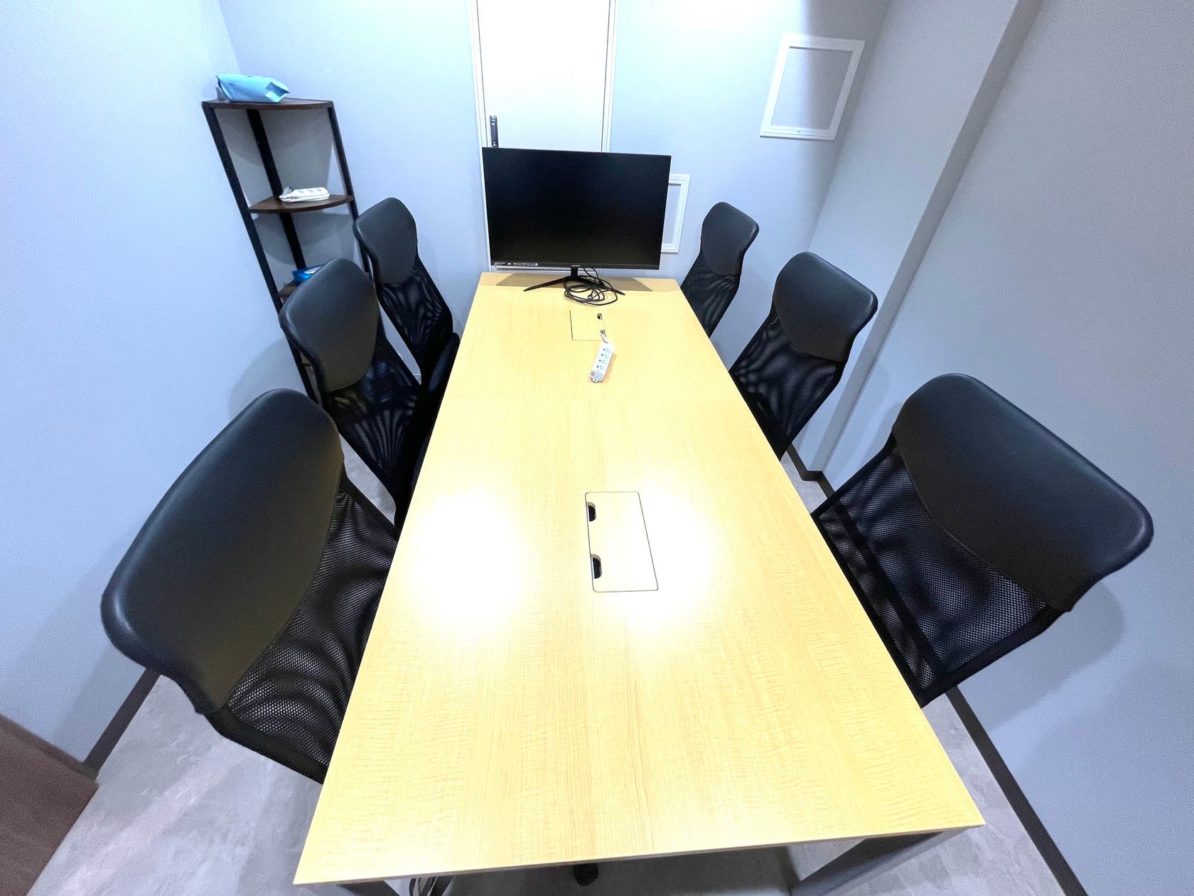 【赤坂見附駅すぐの会議室◎】1時間1,320円／6名会議室＜RoomE＞ モニター有の写真3