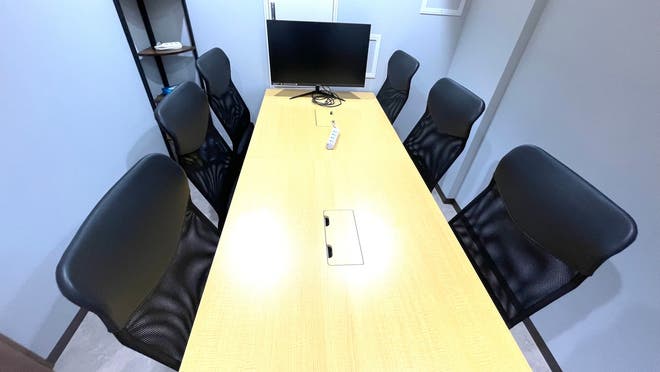 【赤坂見附駅すぐの会議室◎】1時間1,320円/6名会議室<RoomE> モニター有の写真3