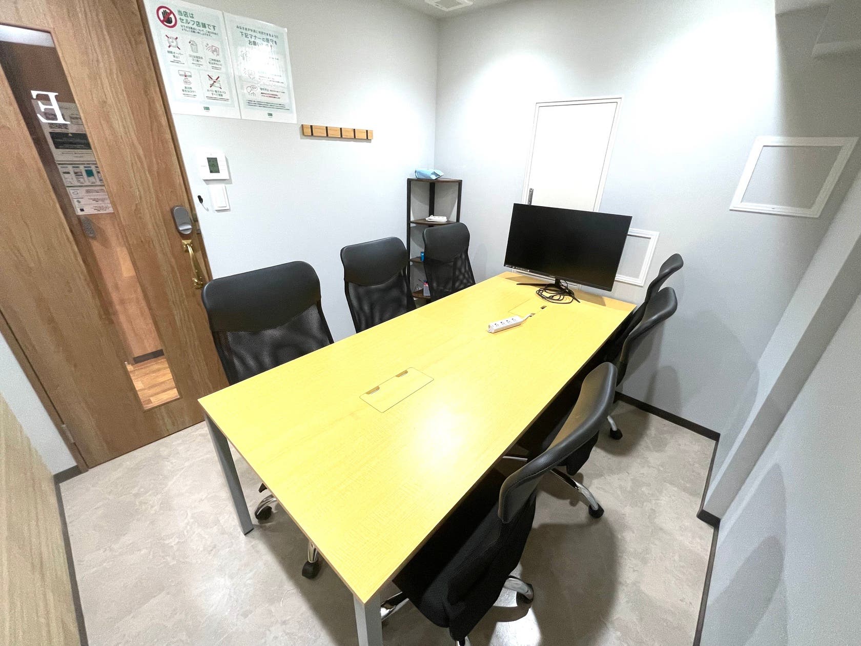 【赤坂見附駅すぐの会議室◎】1時間1,320円／6名会議室＜RoomE＞ モニター有の写真4