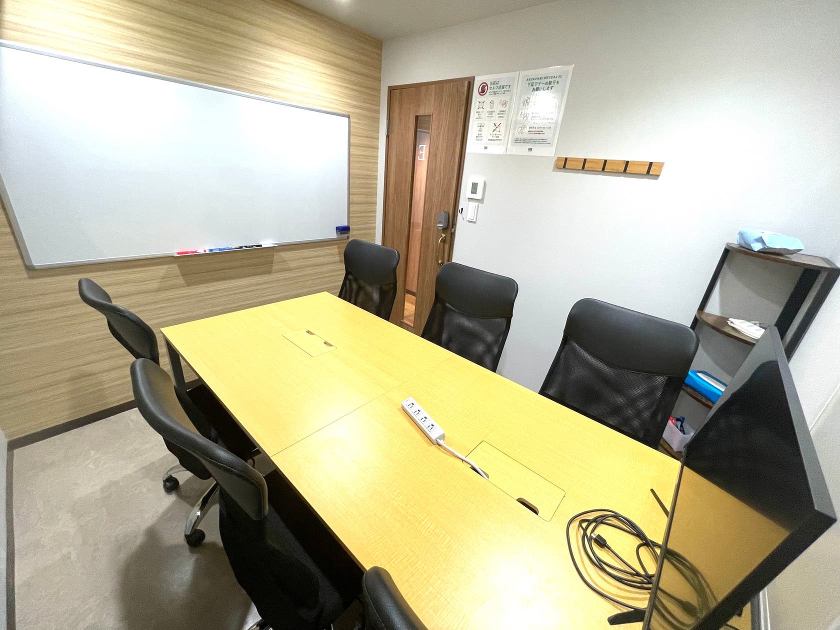 【赤坂見附駅すぐの会議室◎】1時間1,320円／6名会議室＜RoomE＞ モニター有の写真5
