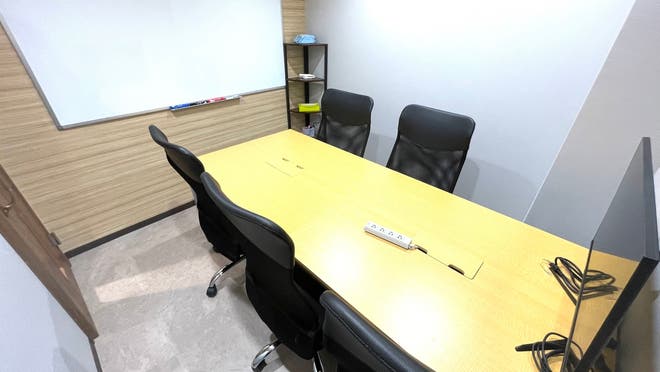 【赤坂見附駅すぐの会議室◎】1時間1,100円/5名会議室<RoomF> モニター有の写真1