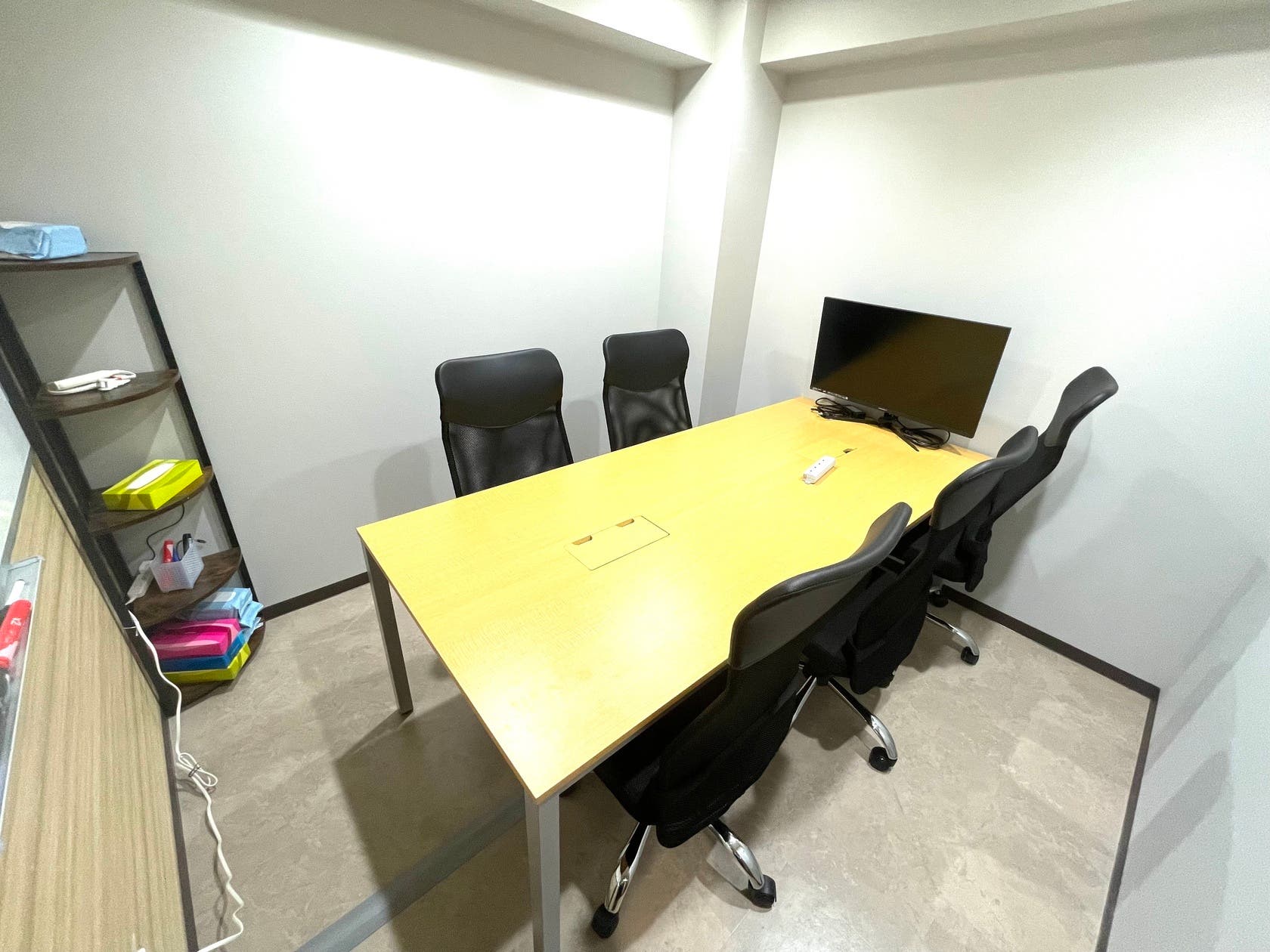 【赤坂見附駅すぐの会議室◎】1時間1,100円／5名会議室＜RoomF＞ モニター有の写真2