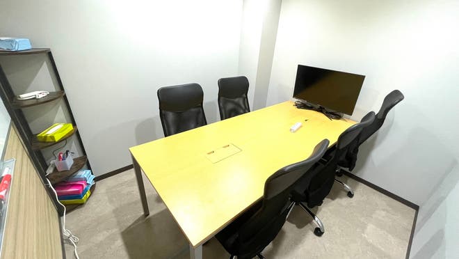 【赤坂見附駅すぐの会議室◎】1時間1,100円/5名会議室<RoomF> モニター有の写真2