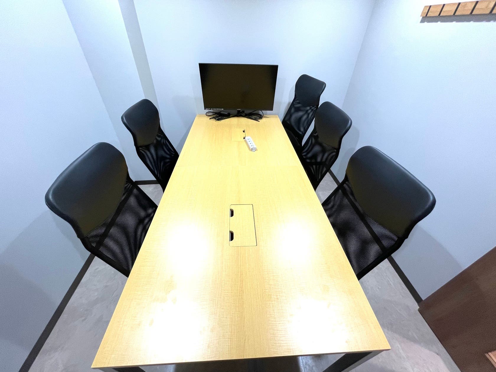 【赤坂見附駅すぐの会議室◎】1時間1,100円／5名会議室＜RoomF＞ モニター有の写真3