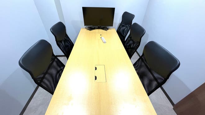 【赤坂見附駅すぐの会議室◎】1時間1,100円/5名会議室<RoomF> モニター有の写真3