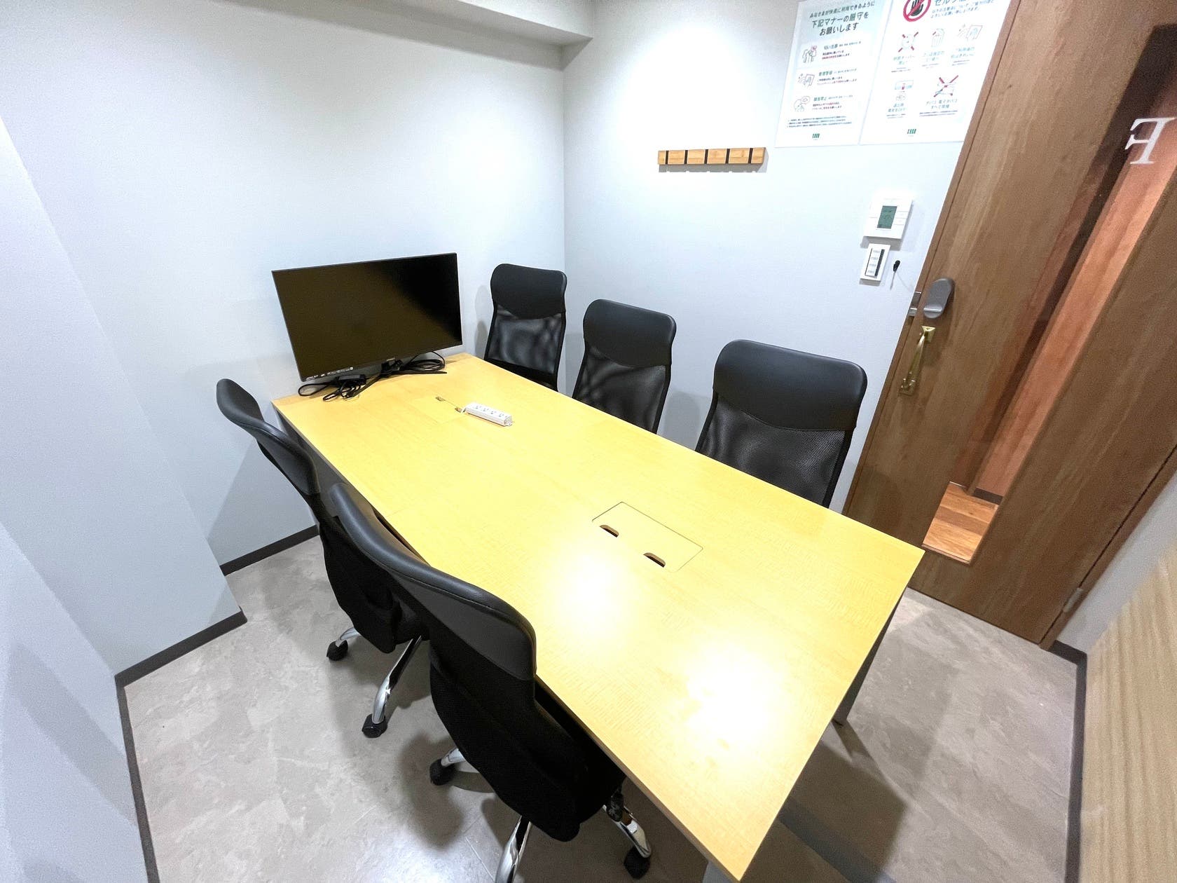 【赤坂見附駅すぐの会議室◎】1時間1,100円／5名会議室＜RoomF＞ モニター有の写真4