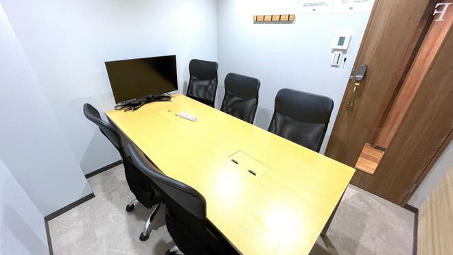 【赤坂見附駅すぐの会議室◎】1時間1,100円/5名会議室<RoomF> モニター有の写真4