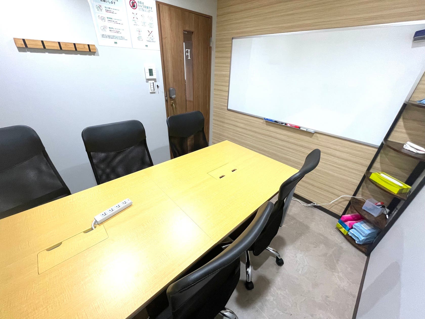 【赤坂見附駅すぐの会議室◎】1時間1,100円／5名会議室＜RoomF＞ モニター有の写真5