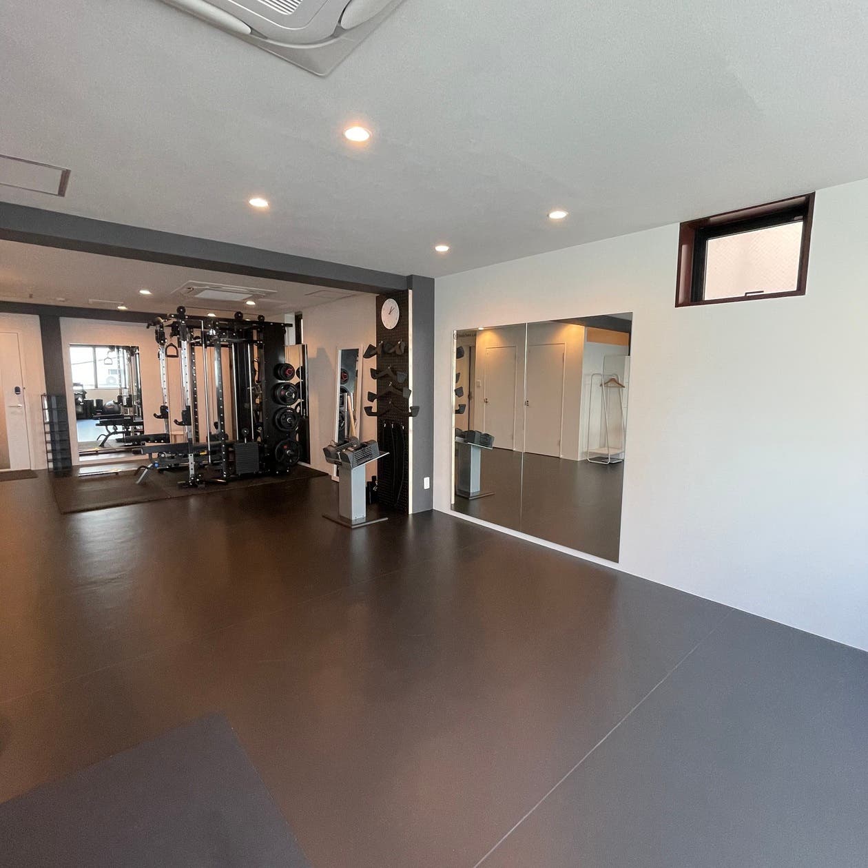 【60分990円〜】24時間利用可能な広々空間と豊富な器具で快適なトレーニングを！の写真5