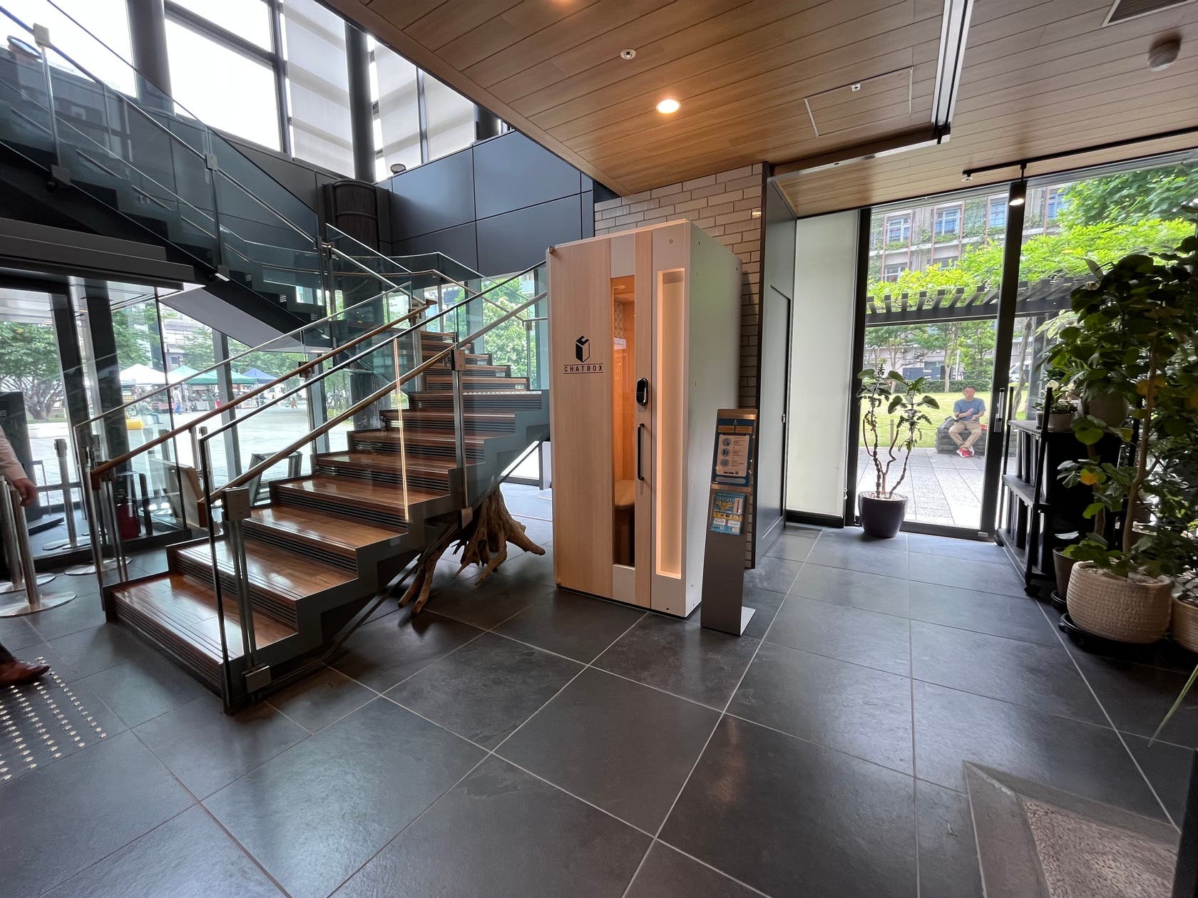 【CHATBOXお茶ノ水ワテラス】101(一人用ワークブース) Web会議・通話に最適/無料WiFi/電源ありの写真1