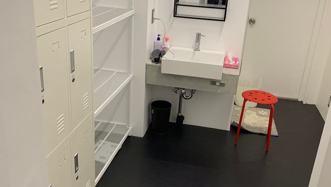 【田町駅】ラックが2台あるウェイトスペース(55mm)の写真4