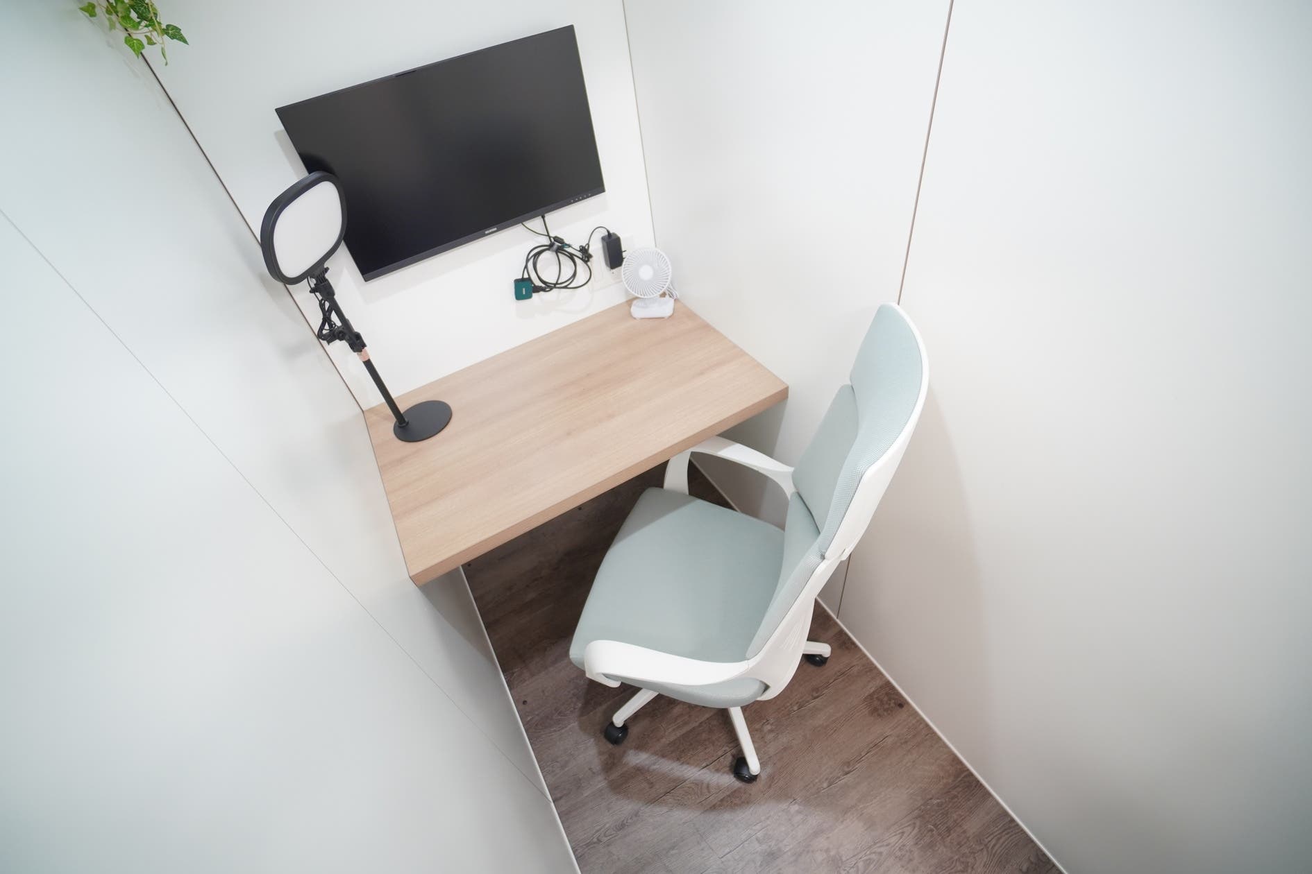 ＜ワークブース上野No.5＞駅近🚃完全個室💼光回線Wi-Fi📶モニター🖥テレワーク/ZOOM/面接/自習の写真6