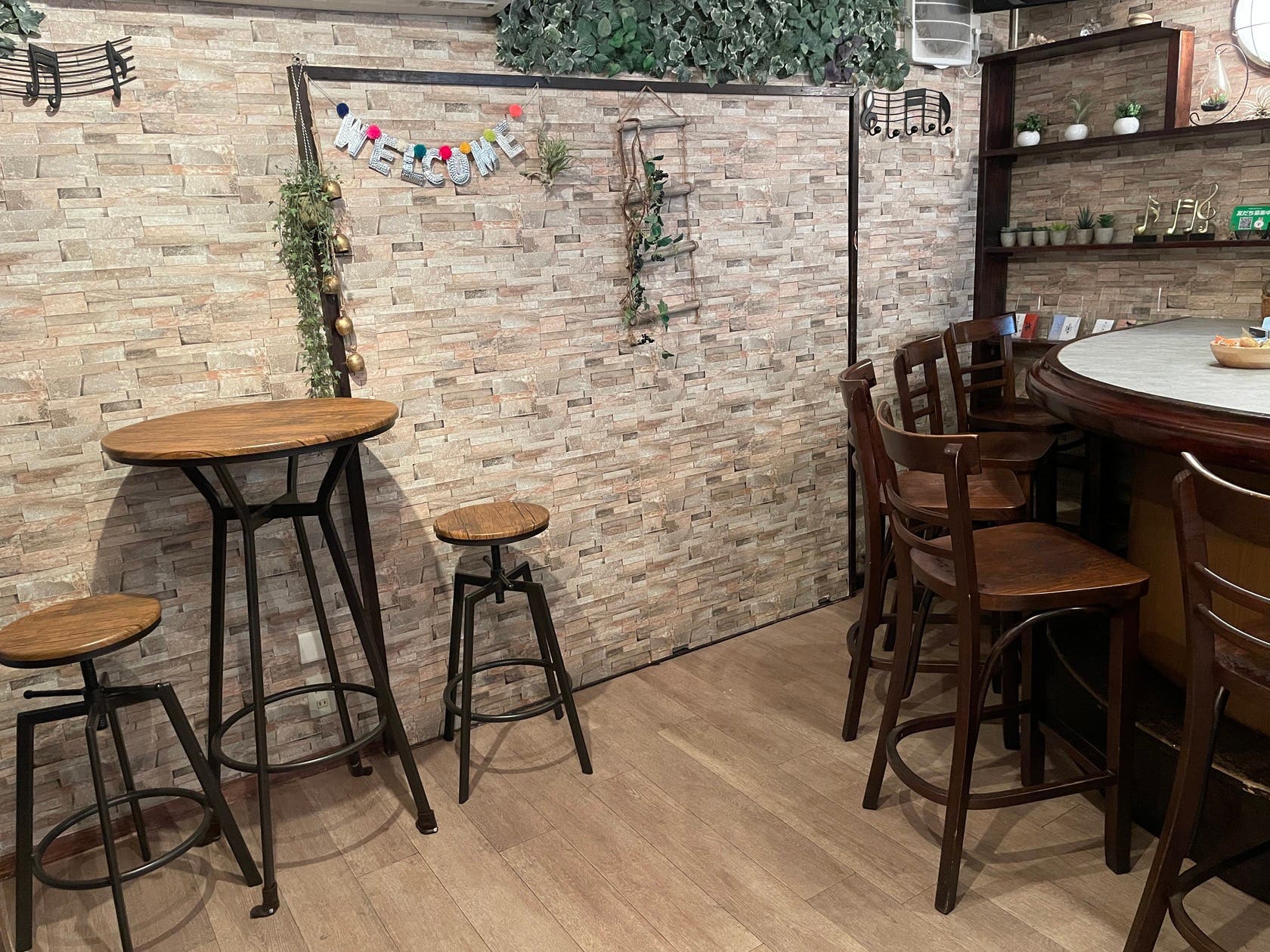 【新宿から電車で10分！】阿佐ヶ谷駅2分★カラオケBAR♬清潔でカフェのような温かみのある内装✨禁煙🚭の写真4