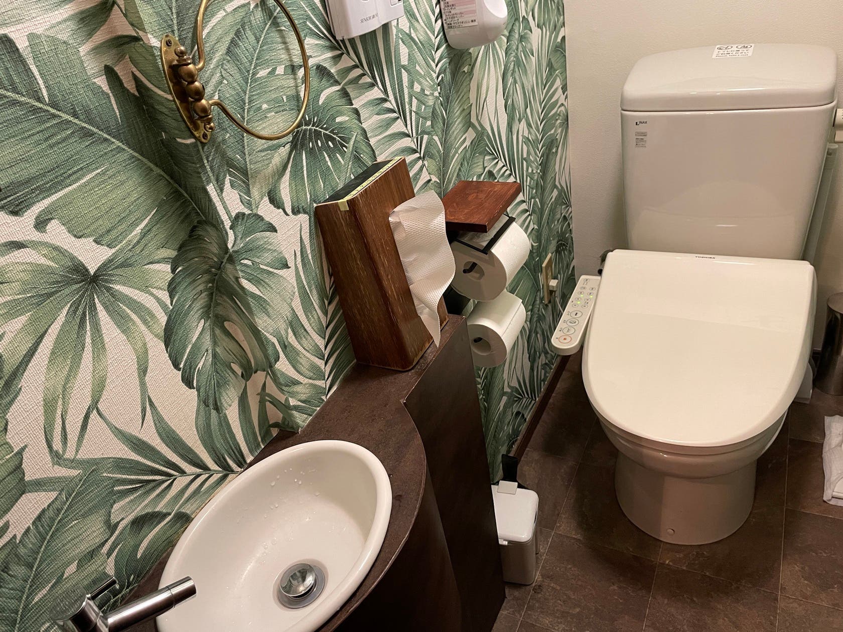 【新宿から電車で10分！】阿佐ヶ谷駅2分★カラオケBAR♬清潔でカフェのような温かみのある内装✨禁煙🚭の写真13