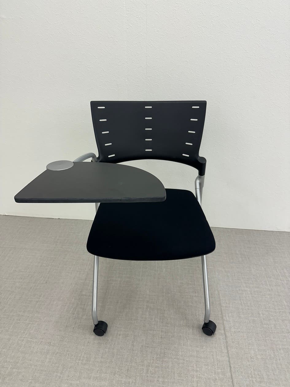 ミニテーブル付き折り畳み椅子の画像1