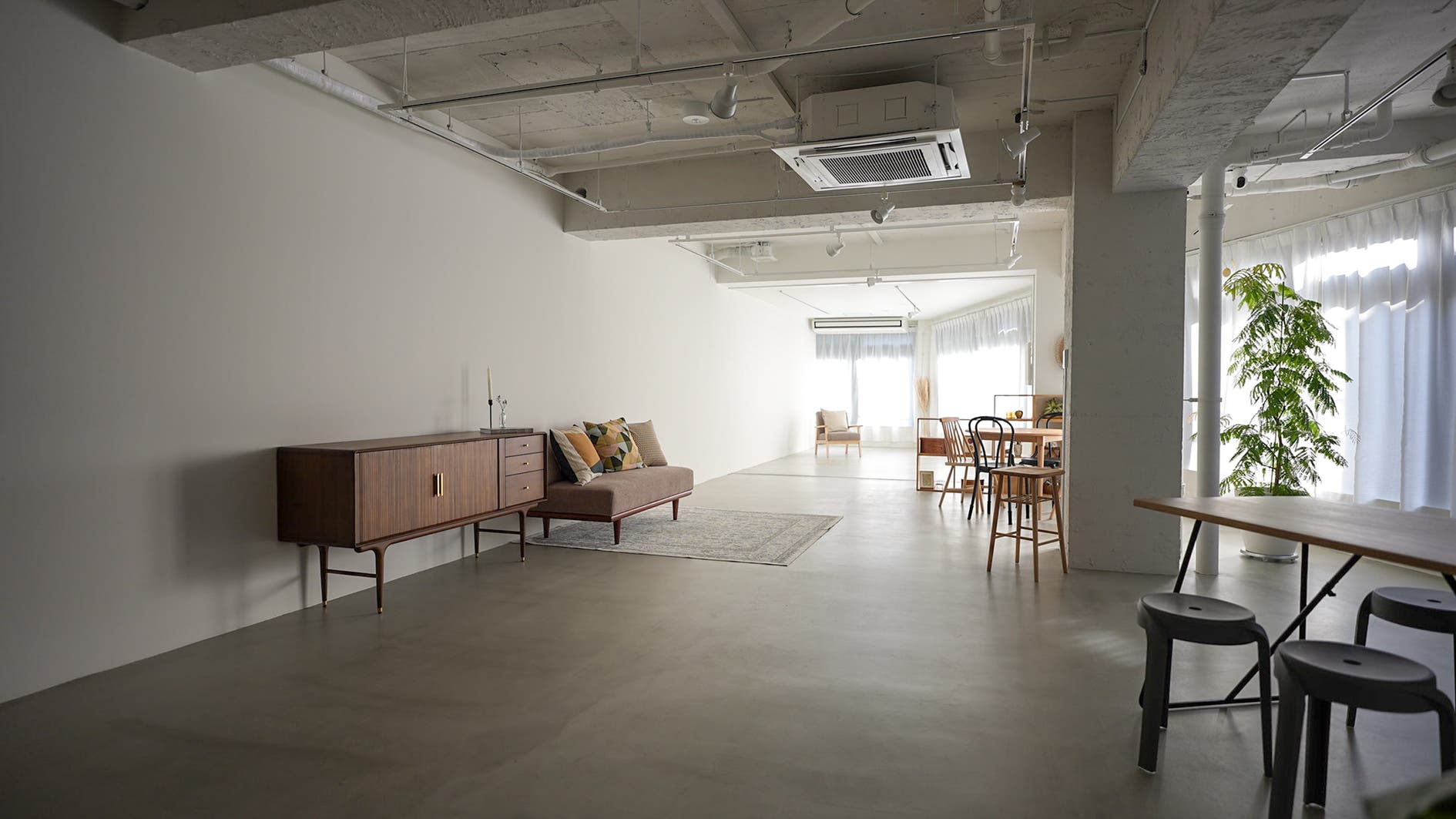 【ブルーサイドstudio】自然光×白壁×モルタル床 | ファッション・モノ系に最適 | 品川エリアの写真17