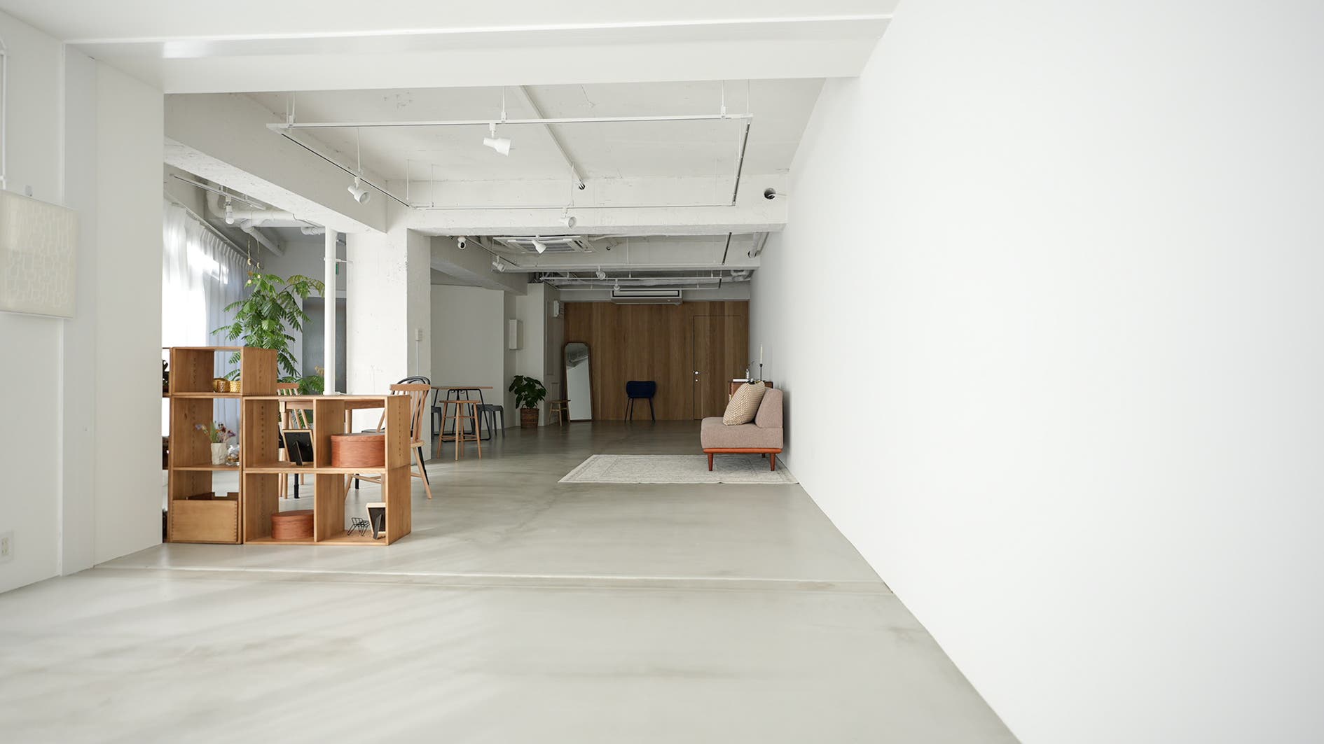 【ブルーサイドstudio】自然光×白壁×モルタル床 | ファッション・モノ系に最適 | 品川エリアの写真15