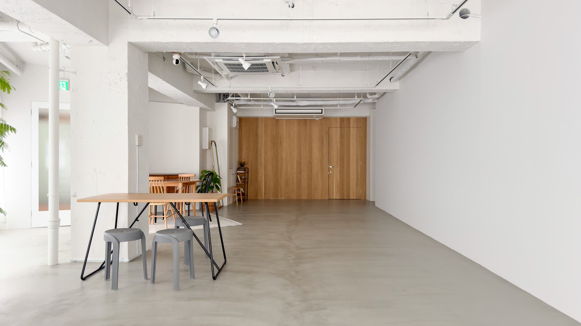 【ブルーサイドstudio】自然光×白壁×モルタル床 | ファッション・モノ系に最適 | 品川エリアの写真16