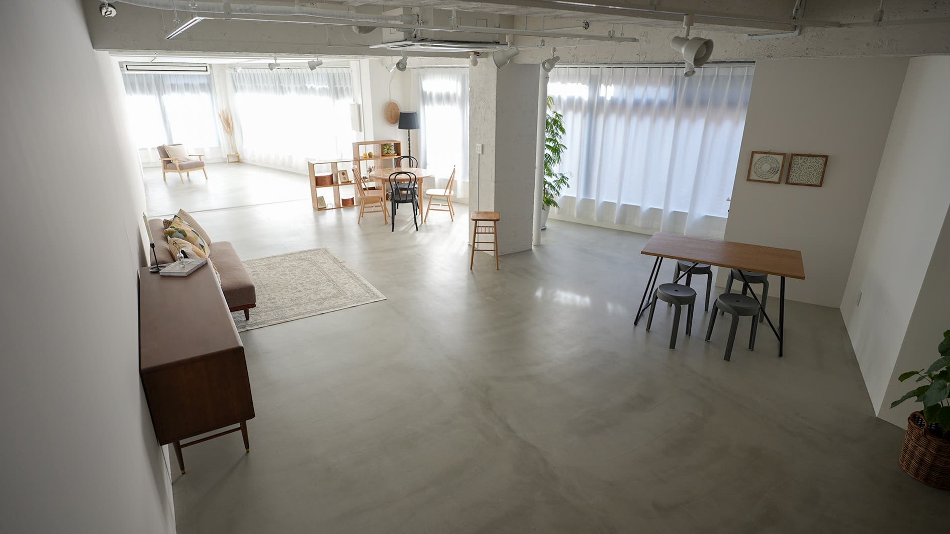 【ブルーサイドstudio】自然光×白壁×モルタル床 | ファッション・モノ系に最適 | 品川エリアの写真18