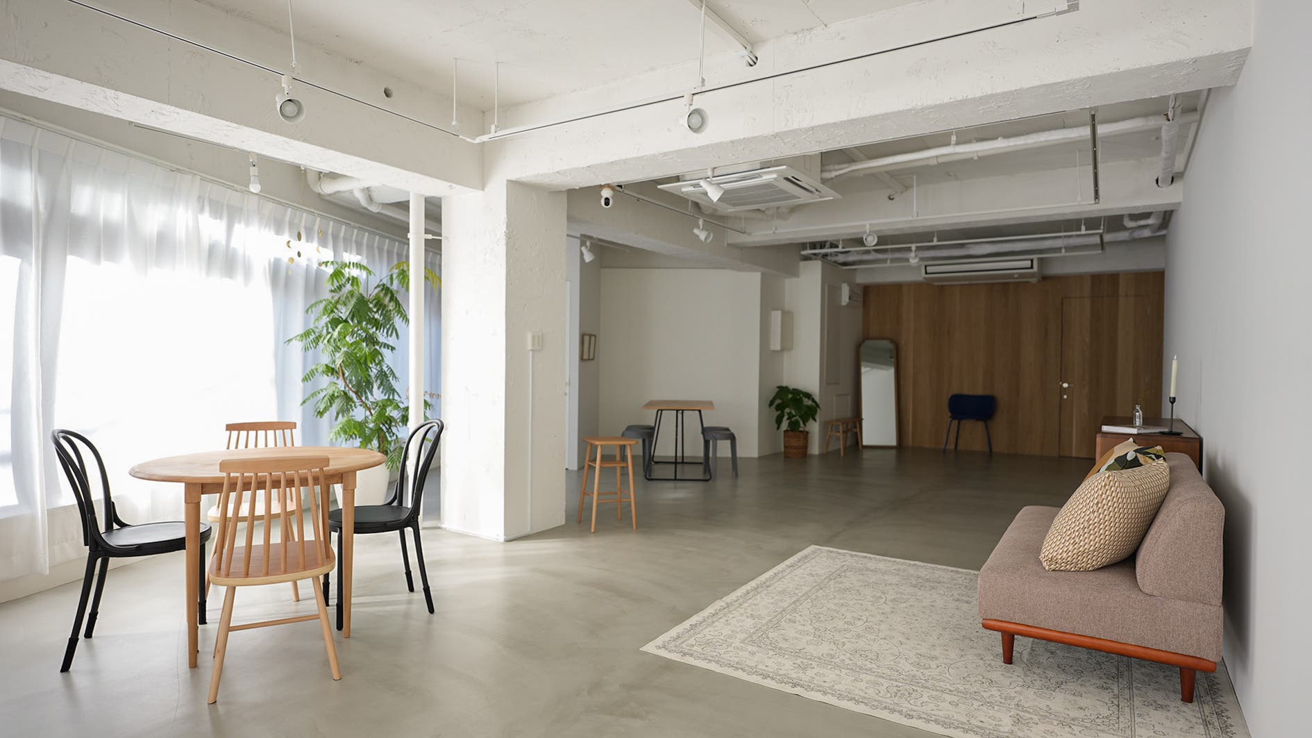 【ブルーサイドstudio】自然光×白壁×モルタル床 | ファッション・モノ系に最適 | 品川エリアの写真8