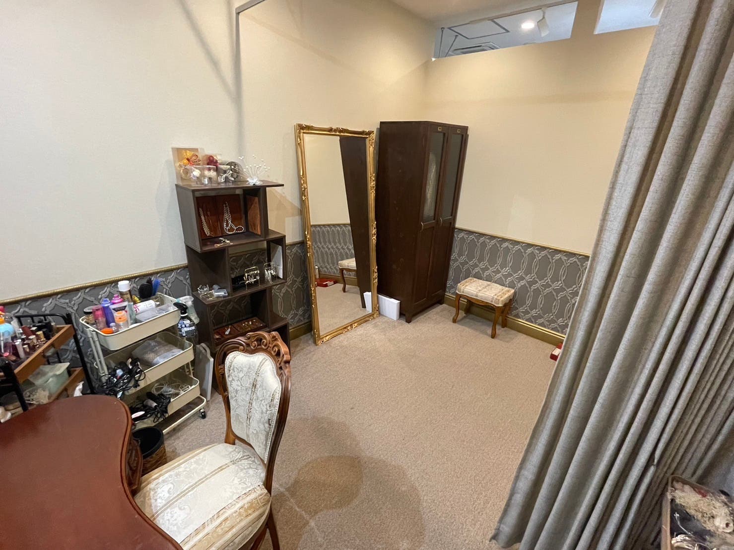 小田急江ノ島線 片瀬江ノ島駅 / 湘南の海目の前のメイクルーム　海での撮影準備に　お着替え、ヘアメイクスペース　　の写真1