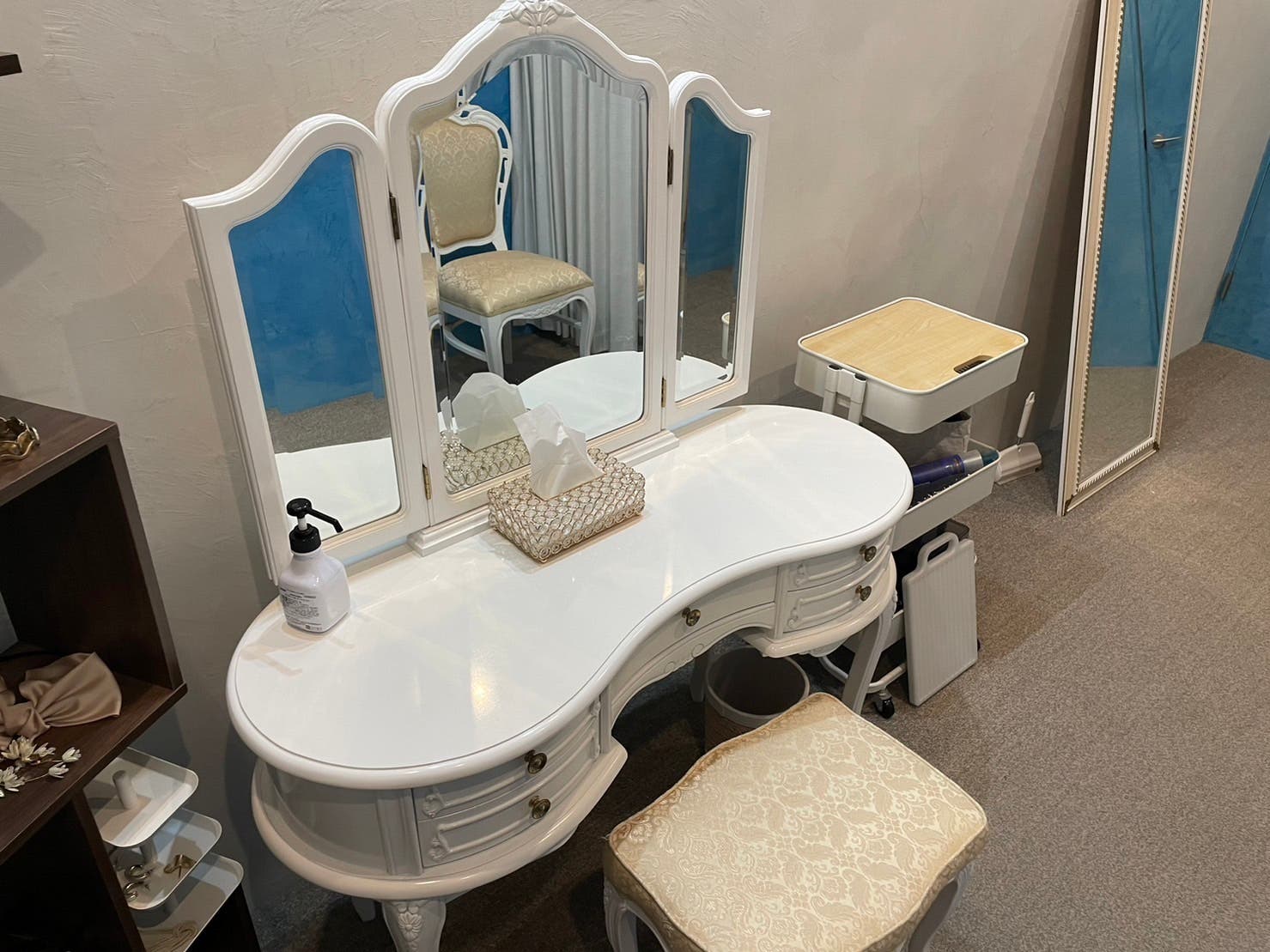 小田急江ノ島線 片瀬江ノ島駅 / 湘南の海目の前のメイクルーム　海での撮影準備に　お着替え、ヘアメイクスペース　　の写真4