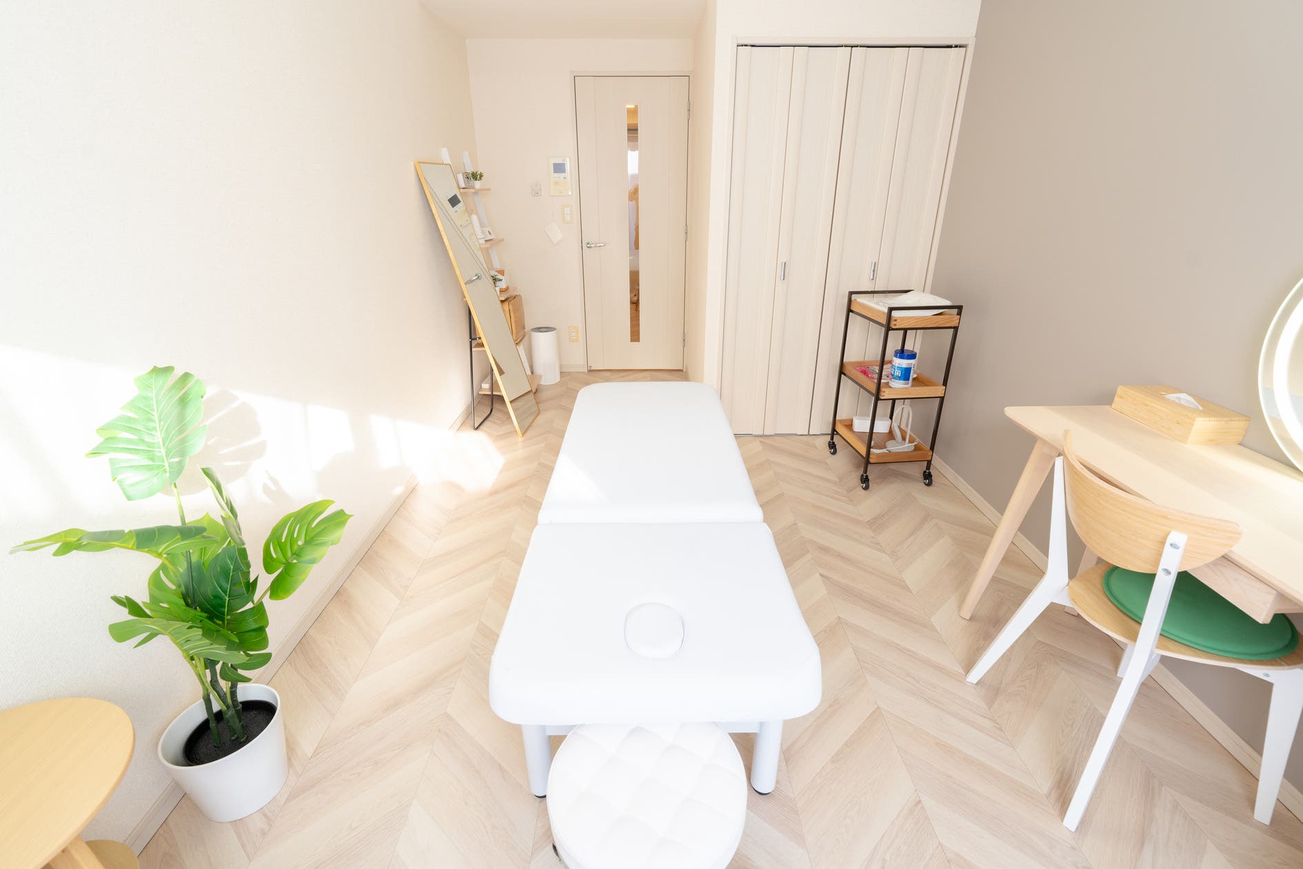 【川崎駅5分】完全個室のプライベートサロン✨ホワイトを基調とした良質空間🌿の写真4