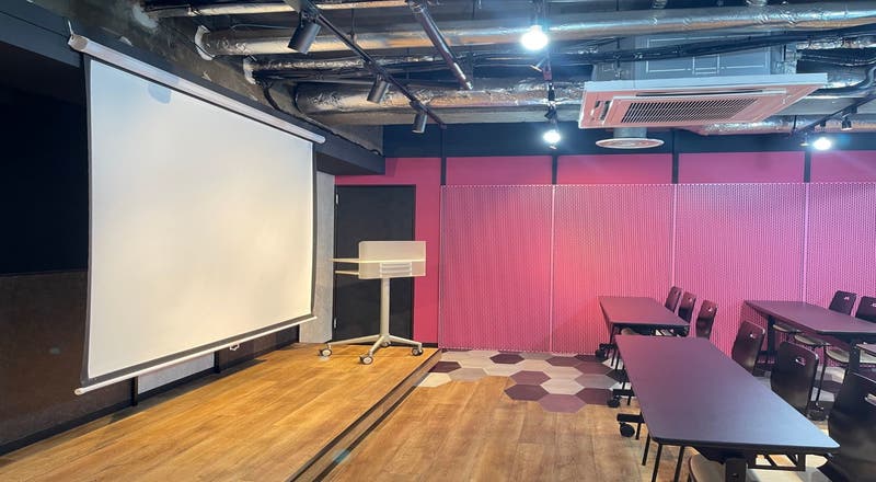 【403】渋谷駅🚃完全個室で30名規模・ブラックを基調としたモダンな設え✨非日常的な空間で発表会やセミナーにおすすめ