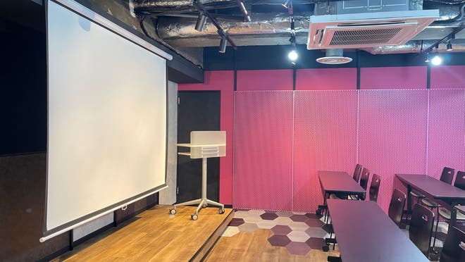 【403】渋谷駅🚃完全個室で30名規模・ブラックを基調としたモダンな設え✨非日常的な空間で発表会やセミナーにおすすめの写真1