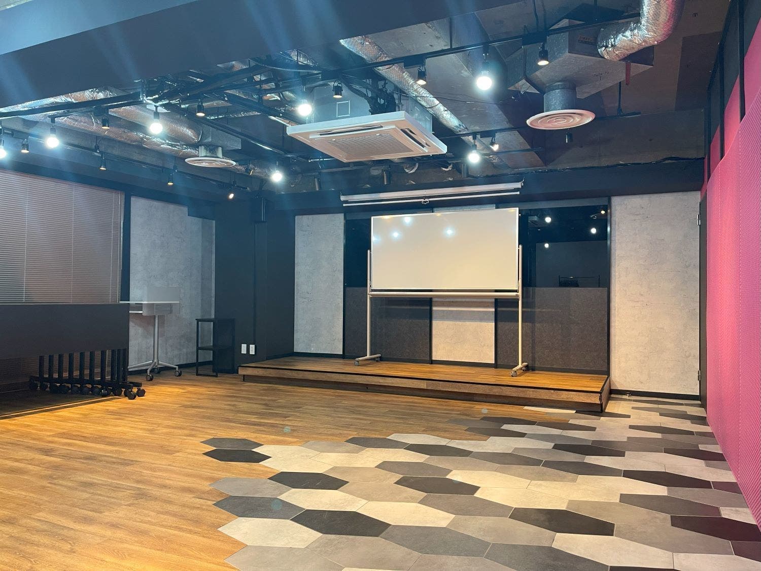 【403】渋谷駅🚃完全個室で30名規模・ブラックを基調としたモダンな設え✨非日常的な空間で発表会やセミナーにおすすめの写真2