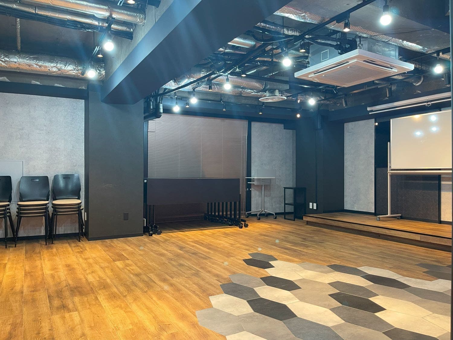 【403】渋谷駅🚃完全個室で30名規模・ブラックを基調としたモダンな設え✨非日常的な空間で発表会やセミナーにおすすめの写真3