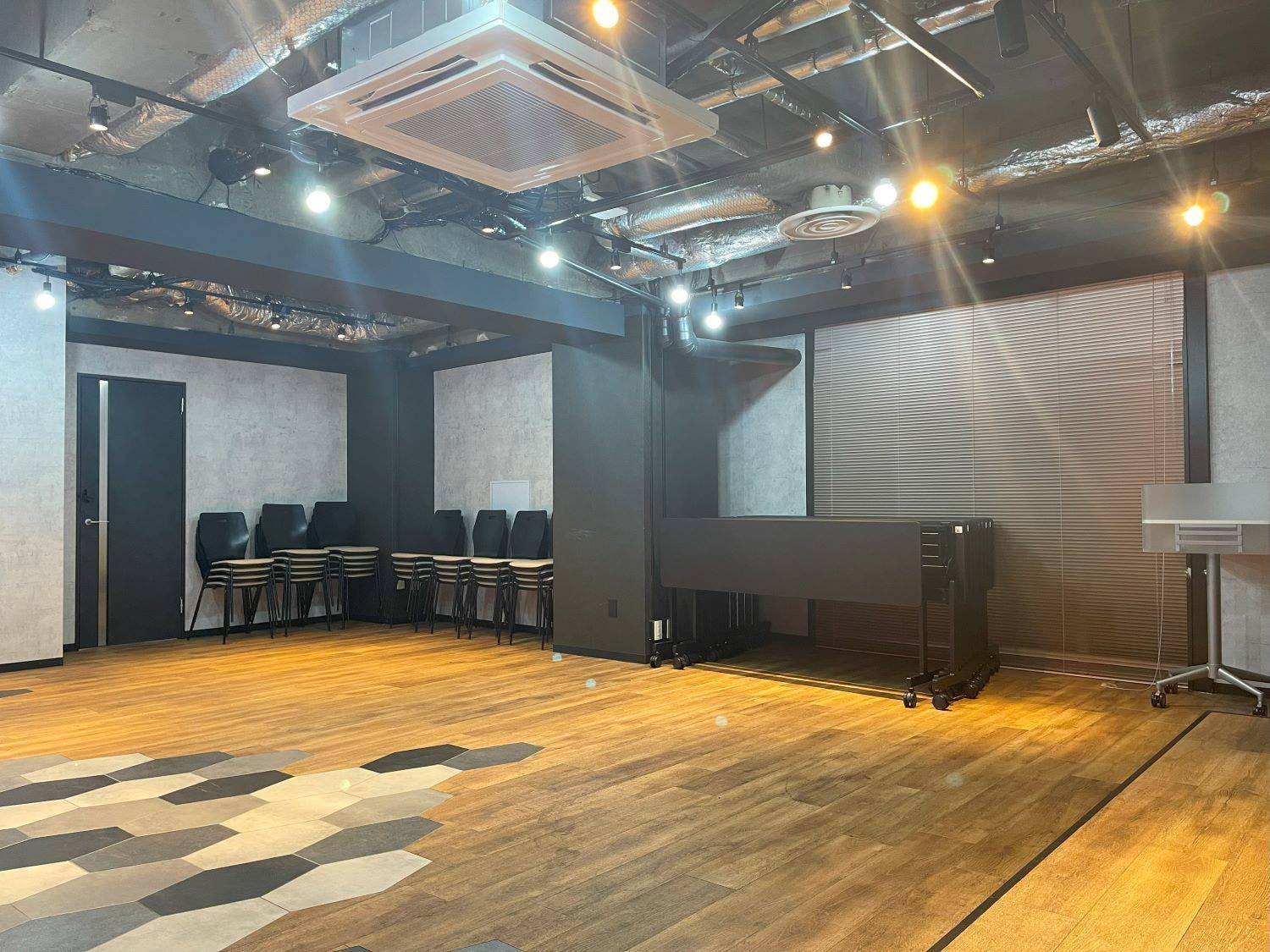 【403】渋谷駅🚃完全個室で30名規模・ブラックを基調としたモダンな設え✨非日常的な空間で発表会やセミナーにおすすめの写真4