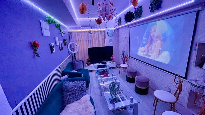 推し活最適オシャレなネオン空間🎈100インチプロジェクター📺駅2分✨🎉撮影📷デート🍷動画視聴✨の写真1