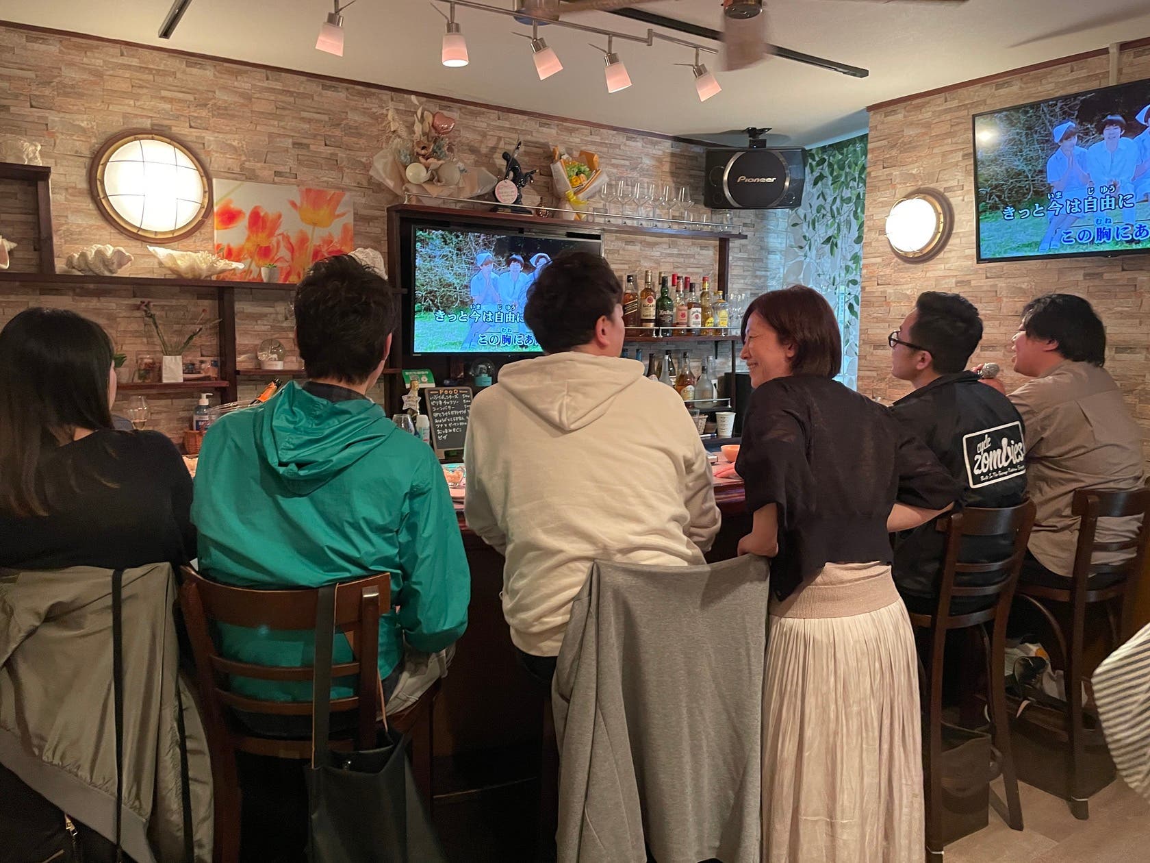 【新宿から電車で10分！】阿佐ヶ谷駅2分★カラオケBAR♬清潔でカフェのような温かみのある内装✨禁煙🚭の写真10