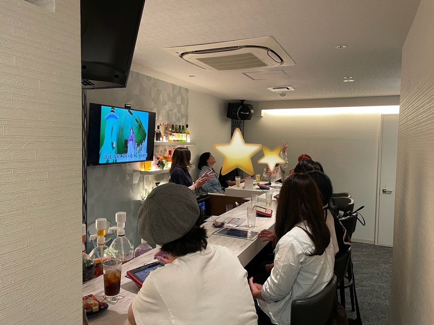 【新宿から電車で10分！】荻窪駅1分★カラオケBAR♬リピート多数！！白くて綺麗な内装で高級感がありピカピカです✨の写真5
