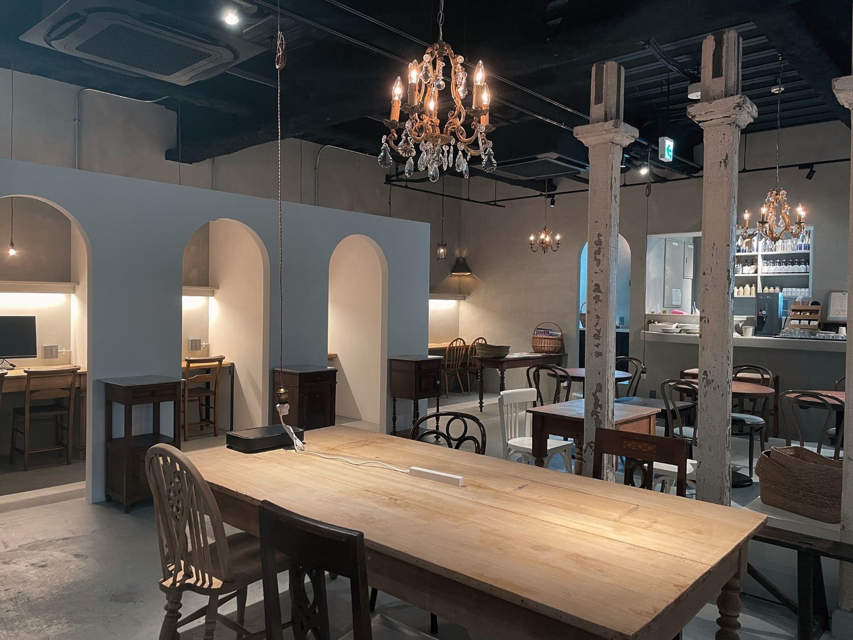 半個室（完全個室ではございません）｜鎌倉市 大船駅 徒歩1分。アンティークなシェアラウンジ「FOYER ALMA」の写真5