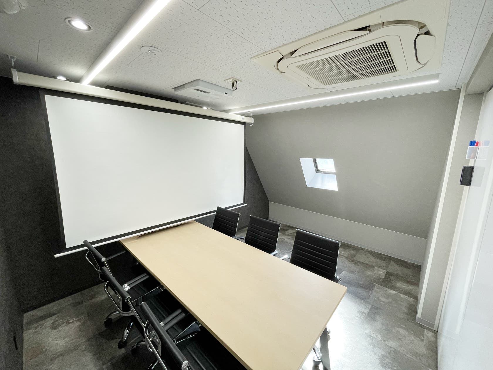 【¥1,000/1h｜工事期間限定】上野駅すぐ・モニター＆プロジェクターあり　6名会議室Bの写真2