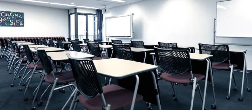 RoomA【外苑前駅から徒歩20秒！】～スクール34名。高速WiFi！飲食物持込可（ゴミ持帰り不要）！受付常駐で安心！の写真1