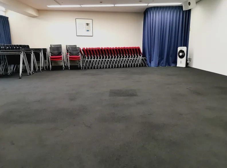 RoomA【外苑前駅から徒歩20秒！】～スクール34名。高速WiFi！飲食物持込可（ゴミ持帰り不要）！受付常駐で安心！の写真2