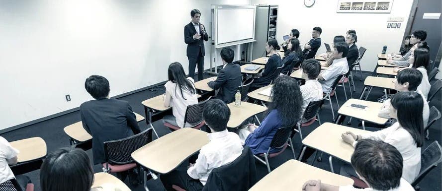 RoomA【外苑前駅から徒歩20秒！】～スクール34名。高速WiFi！飲食物持込可（ゴミ持帰り不要）！受付常駐で安心！の写真4