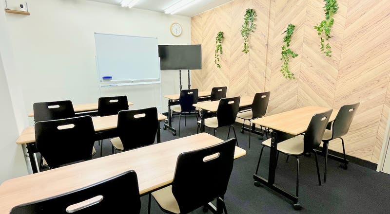 水道橋駅1分｜土足OK｜トイレはお部屋外｜43型モニター｜Wi-Fi｜12人着席｜ボドゲ｜着替え｜姿見