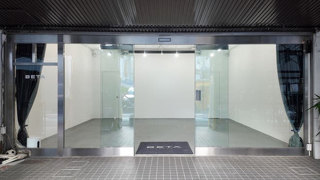 乃木坂徒歩6分/ 1F路面 / 白を基調とした正方形のシンプルなギャラリースペースの写真3