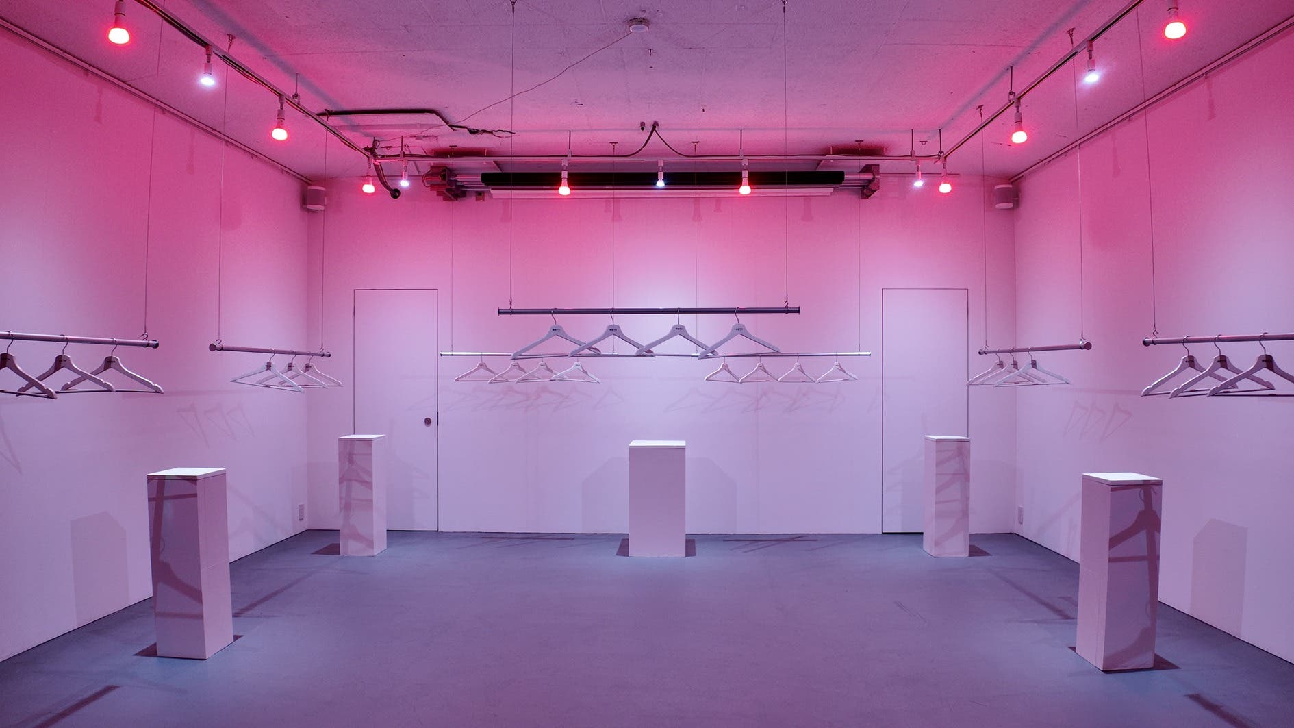 乃木坂徒歩6分/ 1F路面 / 白を基調とした正方形のシンプルなギャラリースペースの写真5