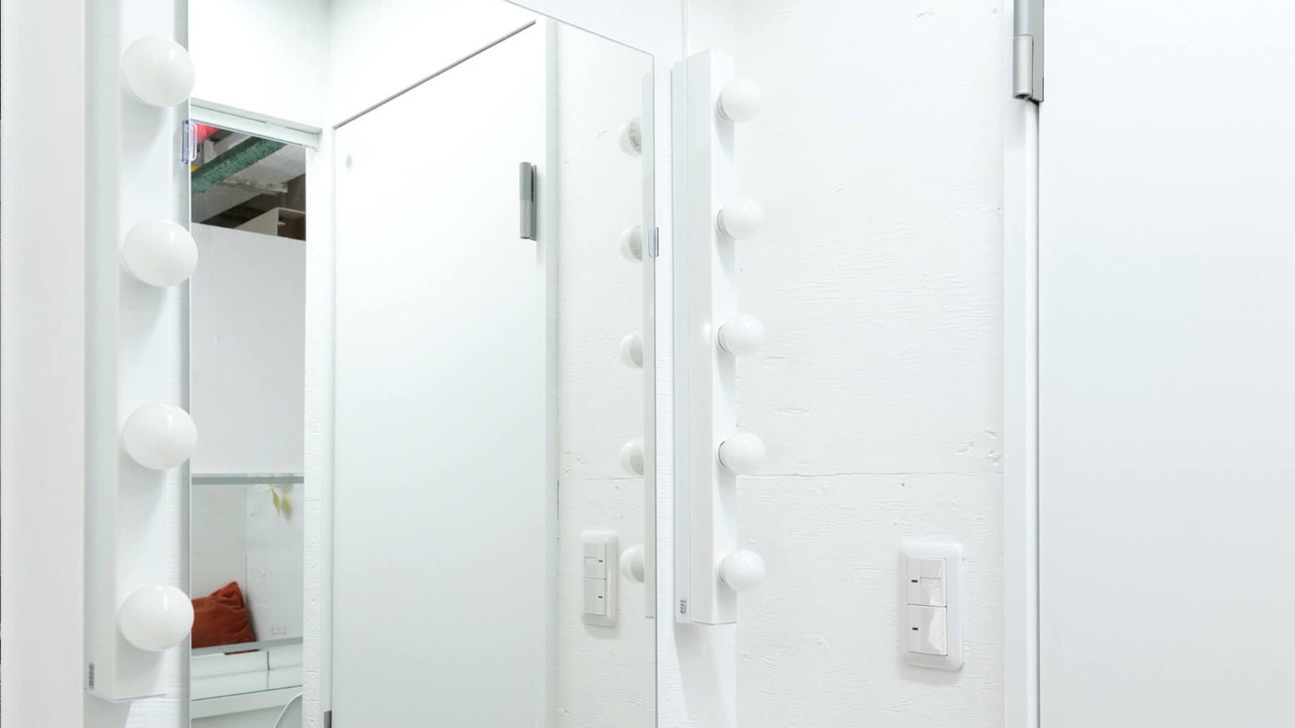 乃木坂徒歩6分/ 1F路面 / 白を基調とした正方形のシンプルなギャラリースペースの写真8