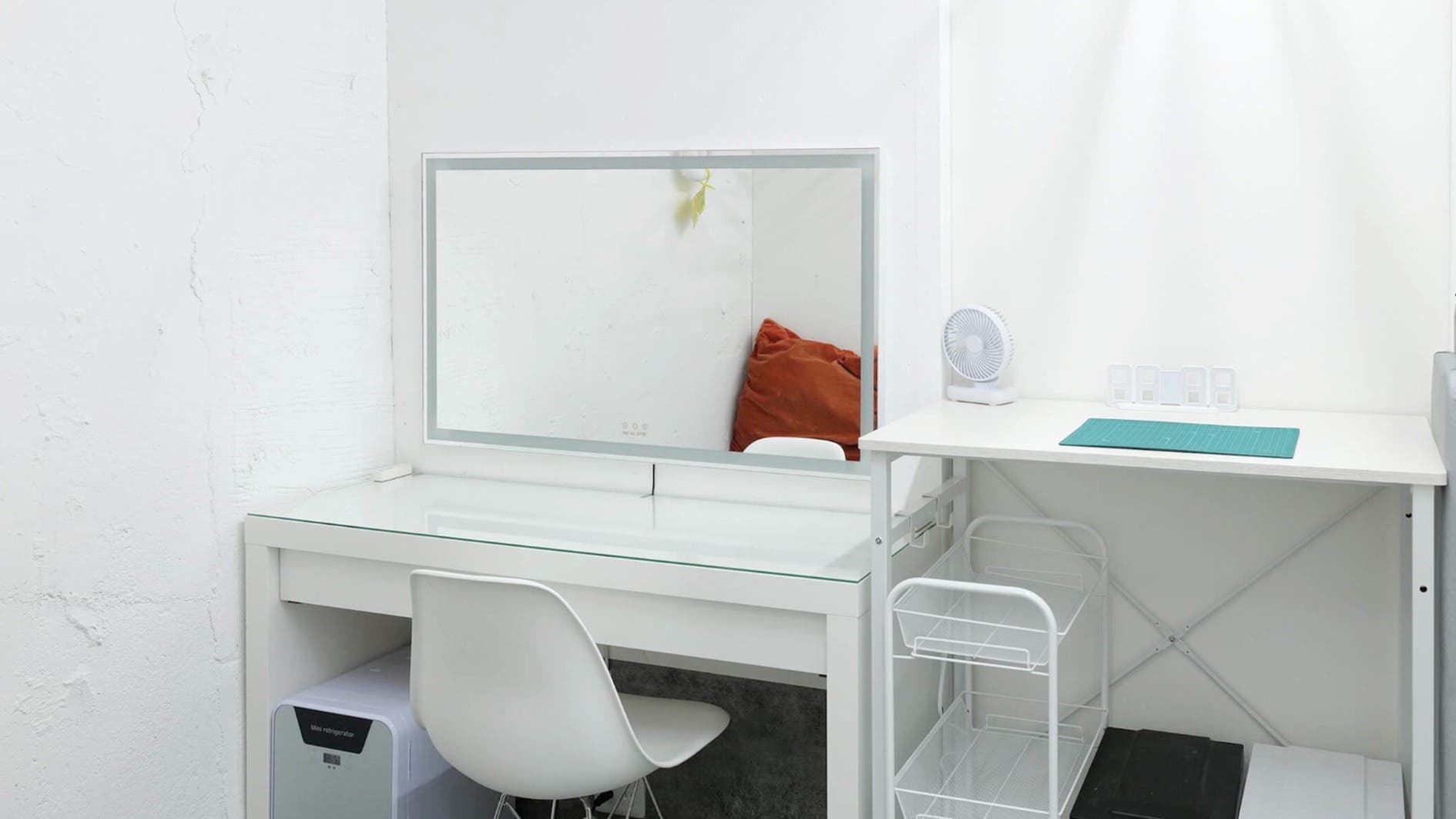 乃木坂徒歩6分/ 1F路面 / 白を基調とした正方形のシンプルなギャラリースペースの写真9