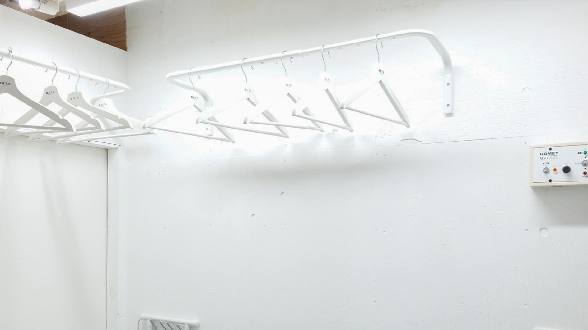 乃木坂徒歩6分/ 1F路面 / 白を基調とした正方形のシンプルなギャラリースペースの写真10