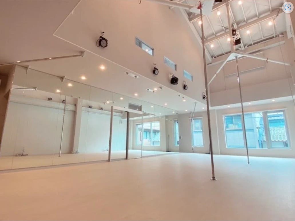 天井高6.5ｍ・約74㎡・一面鏡張り・Pole・Aerial設備併設のレンタルスタジオの写真4