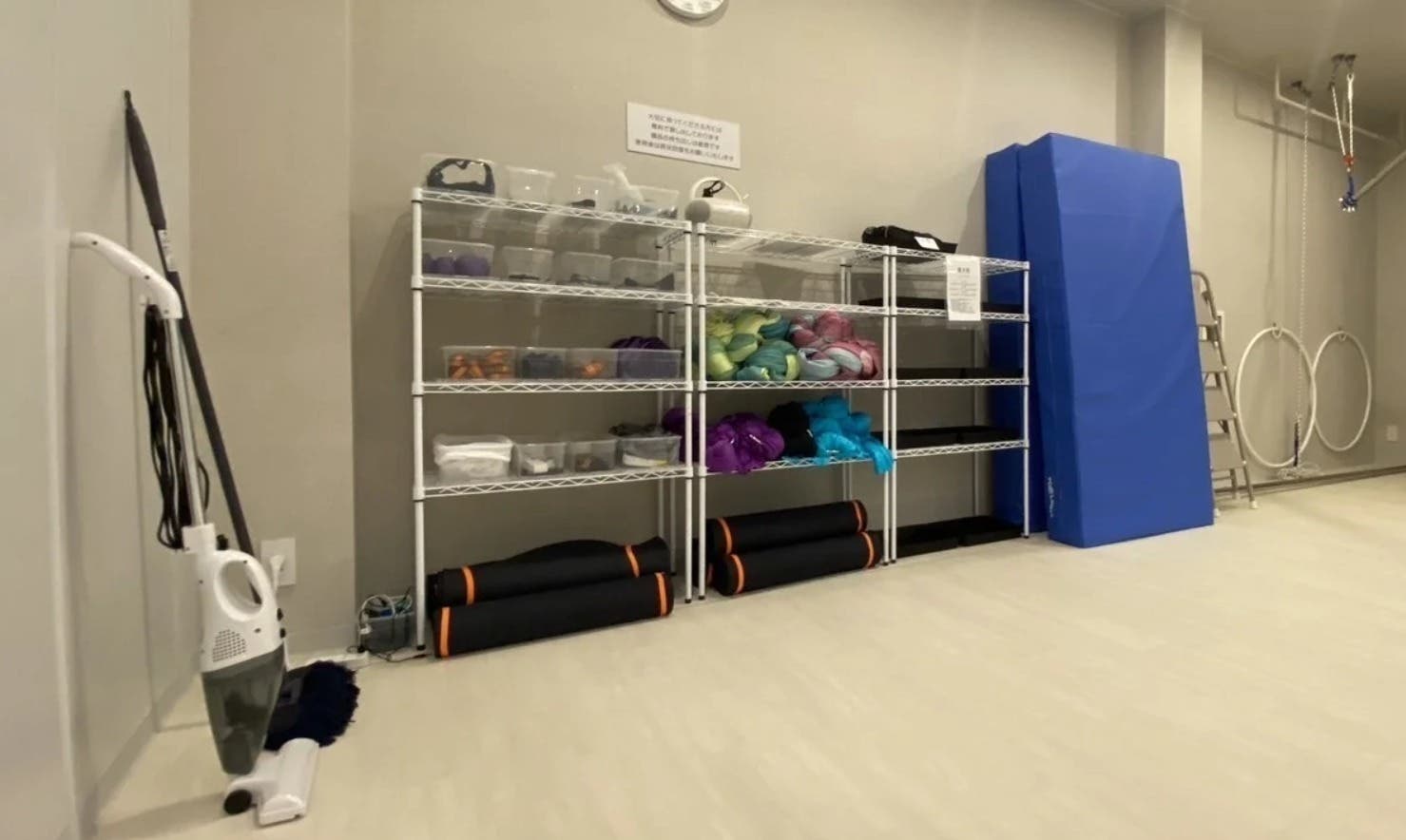 天井高6.5ｍ・約74㎡・一面鏡張り・Pole・Aerial設備併設のレンタルスタジオの写真8