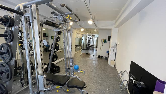 自由が丘駅南口から徒歩30秒のパーソナルトレーニングジム|50㎡の広々環境・各ツール完備・全身鏡・ウォーターサーバー有りの写真1